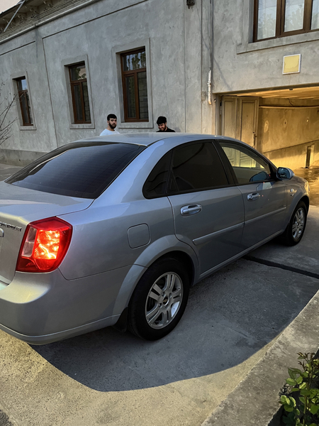 Lacetti 1.8 sotiladi