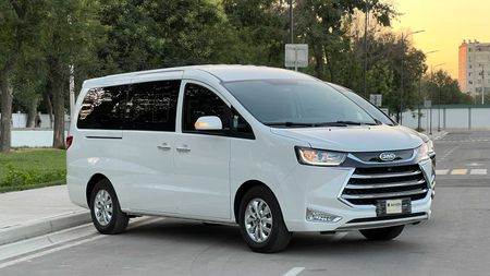 JAC M4 Rossiyaga qatnash uchun komfort moshin
