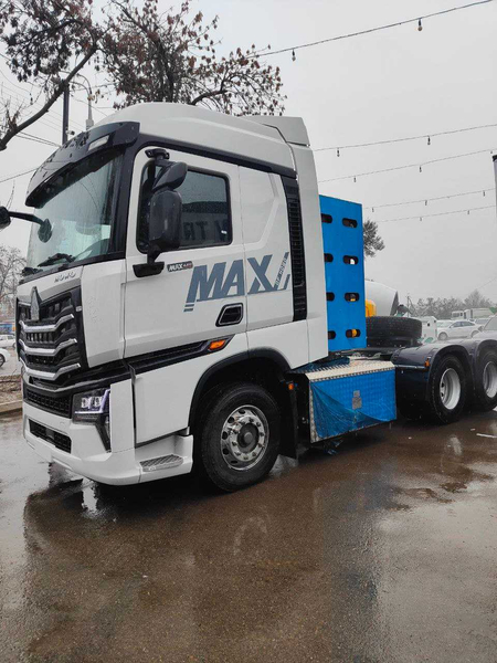 Тягач HOWO MAX (6х4) на метан газе 2 осный пневмоподушка