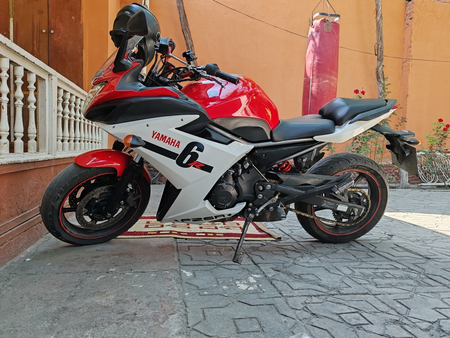 Yamaha fz6r sotiladi