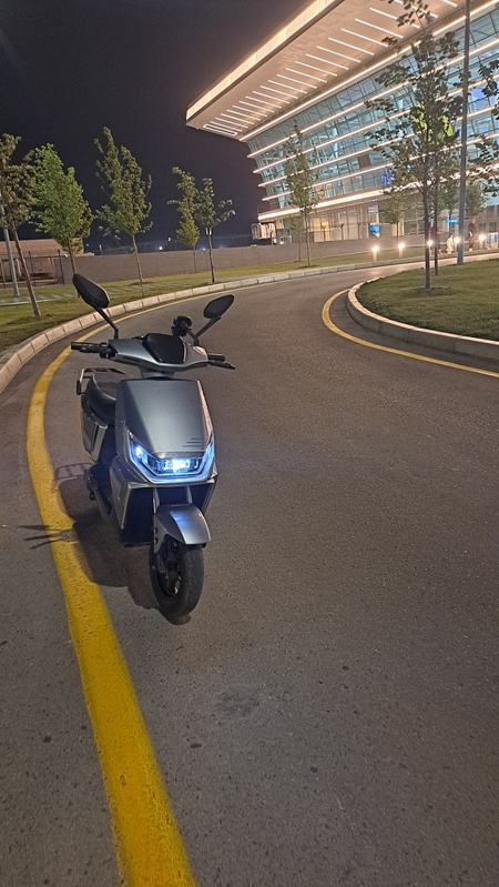 Sukuter surojna sotiladi 6 batare tezligi75 kilometir85