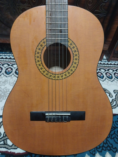 Gitara sotiladi.