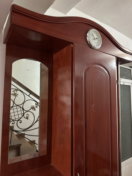 Шкаф, прихожка. Кийимлар, китоблар ва бошка нарсалар жойлаш мумкун