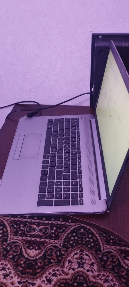 Notebook sotiladi srochno xolati ideal ssd2 qoyilgan