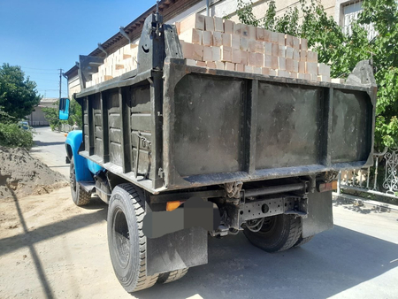 ЗИЛ юк машинаси сотилади. Нархи 9500. Келишилади.