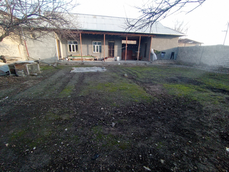 Uy xovli sotiladi