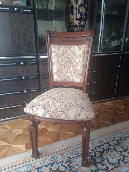 Mehmon hona uchun stullar