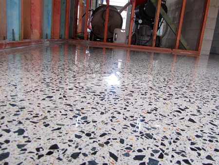 Beton pollarni yuqori sifatli silliqlash.