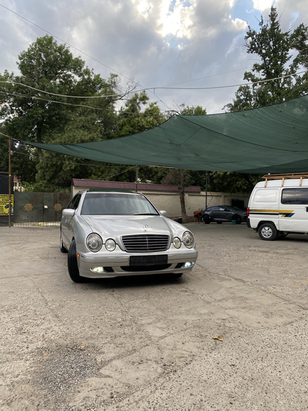 W210 Mercedes Benz