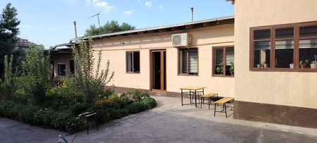 Uy hovli sotiladi.