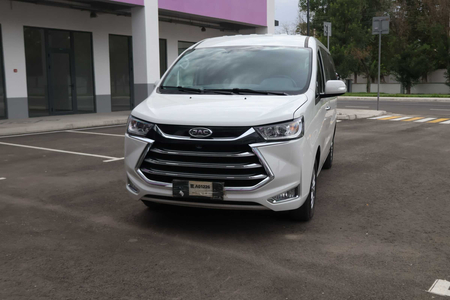 JAC M4 mikroavtobusini