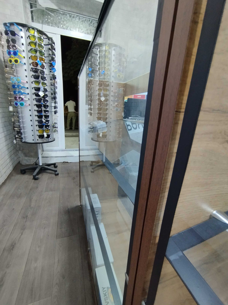 Vitrina sotiladi, telefon va chehol aksesuar uchun