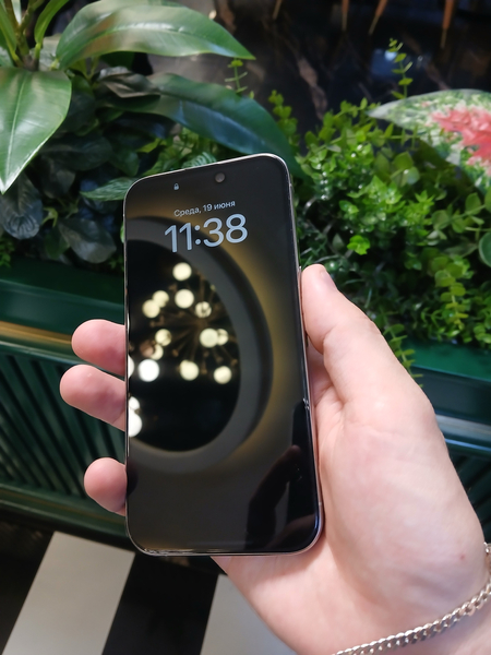 IPhone 15 pro holati zor aybi umman yo 10/10 baho battry 100% garantya