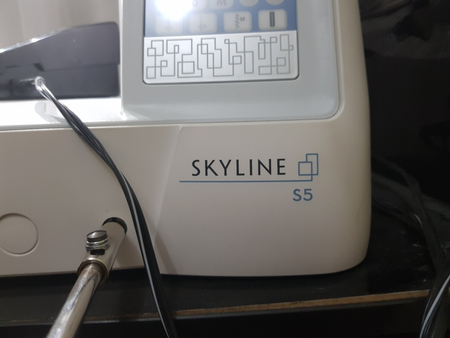 Срочно продам абсолютно новый электрический швейную машинку SKYLINE S5