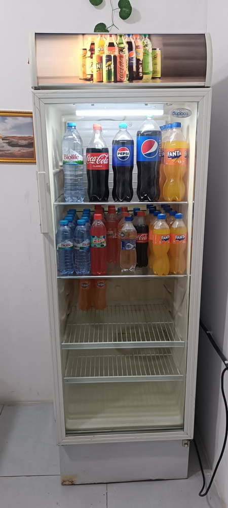 Продается витринный холодильник Бирюса.