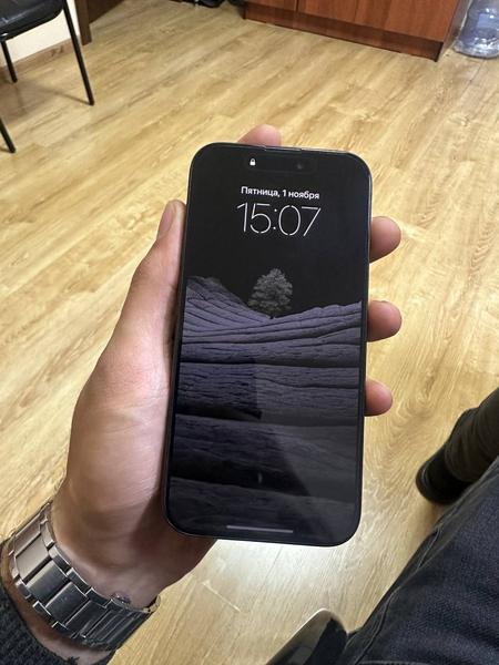 IPhone 15 pro v idealnom sostoyani
