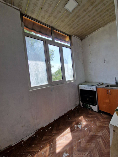 .Продам 2х3комнатную 12квартале 48м2 балкон 1.5х3 разделный санузел49$