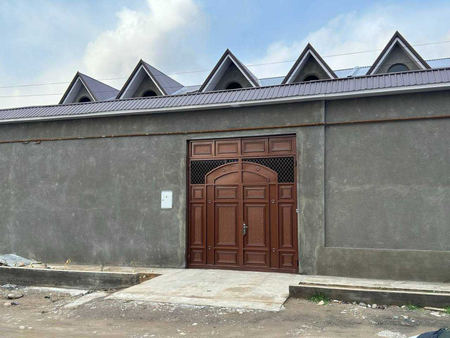 Yangi qurilgan katej 6 xona 2 etaj dom uchastka hovli