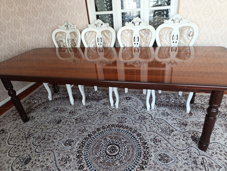Продаёт стол в гостиную, в отличном состоянии, пользовались мало