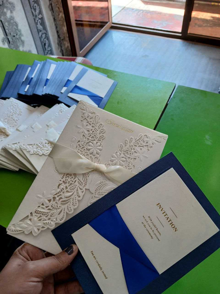Taklifnomalar va bakal va kiyimga pechat