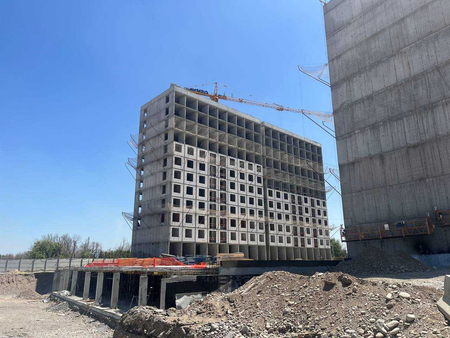 Ko'l bo'yida Tog' Ko'rinishiga ega biznes turdagi Novostroyka [SAN]