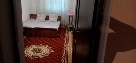 Чарвок шахри Хужакентда 2 хонали квартира 1-этажда 5 этажли фадбали бо