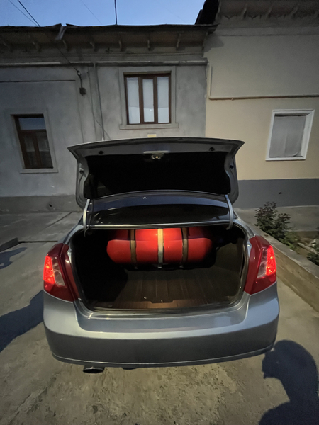 Lacetti 1.8 sotiladi