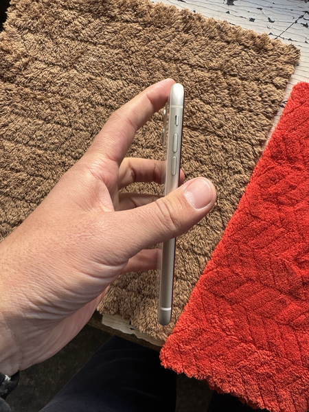 iphone 11 pamit 64g holati yahwi faqat ekran aliwgan oqip qlila
