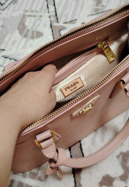 Сумки Guess, Prada. В идеале.
