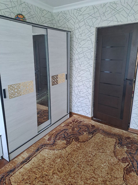 Срочно продается на Авиасозлар-4 (2/4/5 армянский дом балкон 2х6)