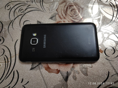 Samsung galaxy J 1.    2/8