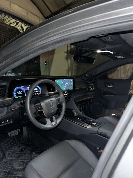 Toyota crown narxi 60000$ kraskasi top toza