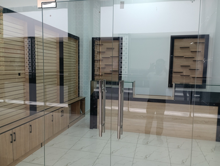 Telefon aksessuarlarga mo'ljallangan vitrina