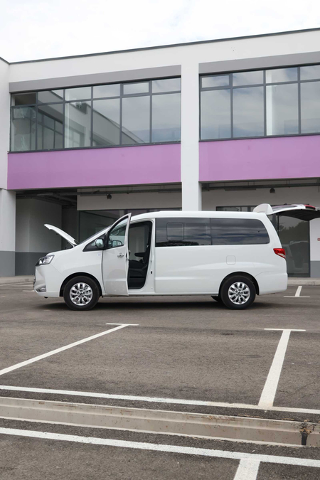 JAC M4 mikroavtobus nalichida bor