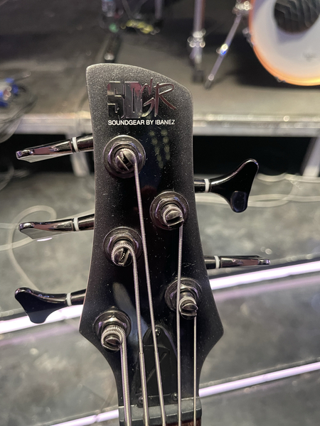 Bass gitara sotiladi