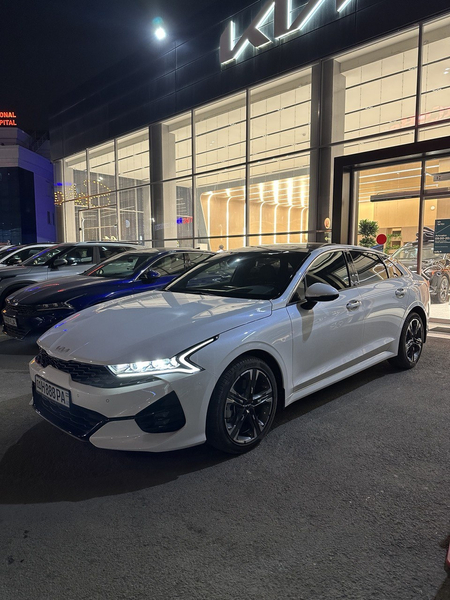Kia K5 gt line o\\\'tib beriladigan joyi bor.