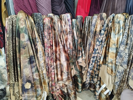 Material har xil turdagi. Metrajga sotiladi
