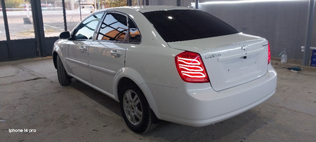 Lasetti 1.8 sotiladi