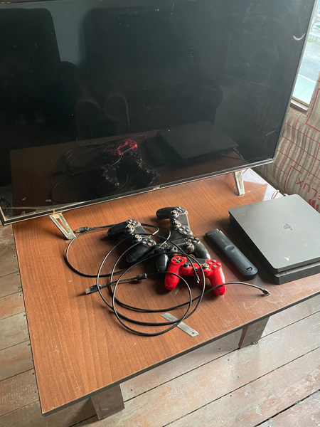 PlayStation 4 2dona va PlayStation 3 Televizorlari bilan