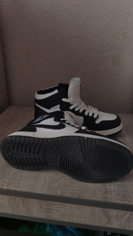 Nike jordan black and white