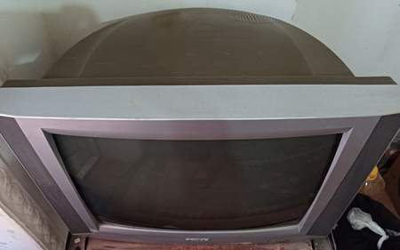 Eski televizor sotiladi