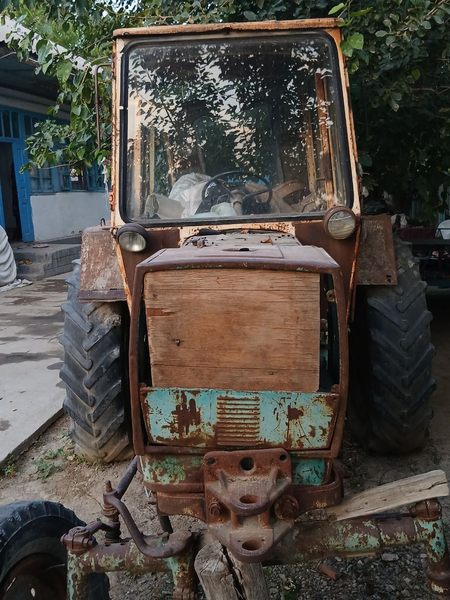 Traktor sotiladi YUMZ