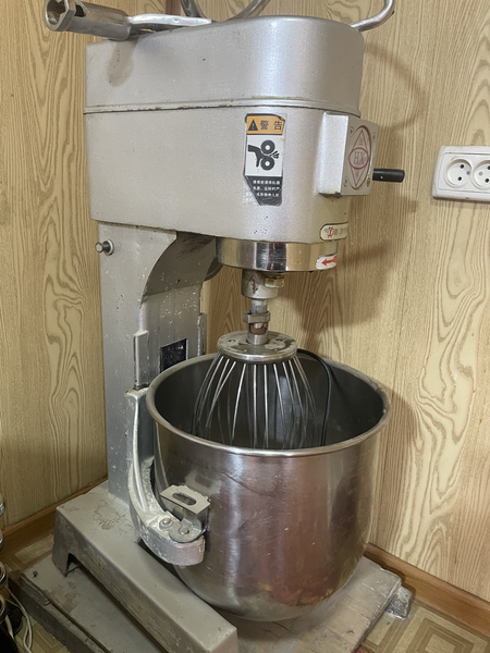 продается мешалка с 3 я насадками