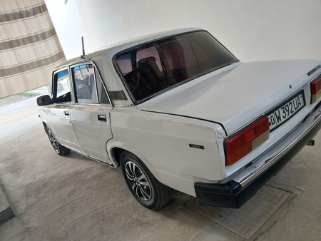 Lada 2107 yurib turgan moshina