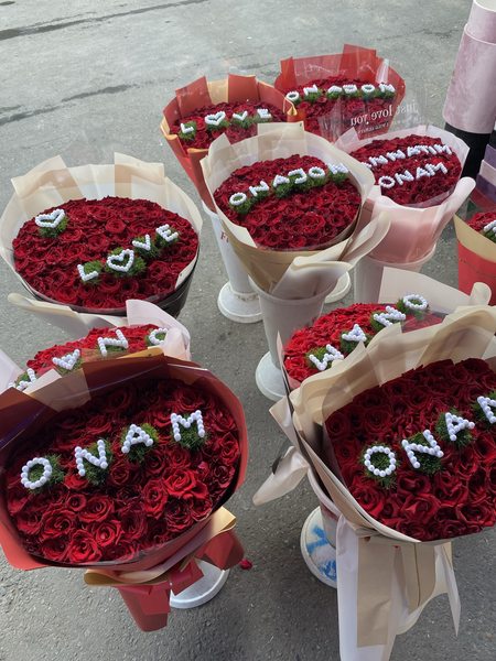 Onam yozuvli gullar 101 tali buket atirgul