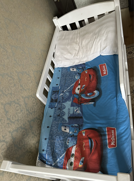 kravat detskiy 160*-65* sm  2 ta tortmasi bor pasida, matrasi artaped