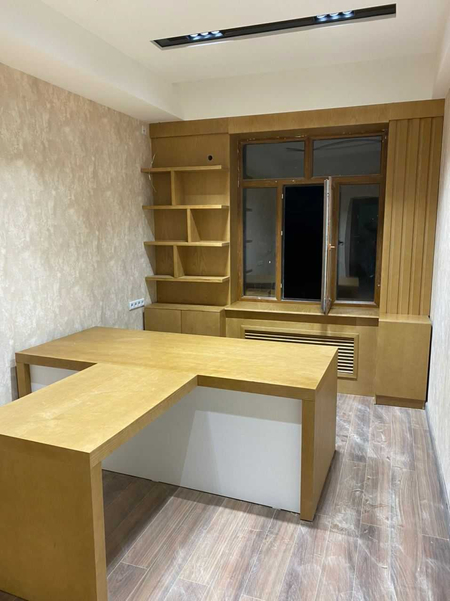 Ishlab chiqaruvchidan ofis uchun mebel: stollar, kabinetlar, resepshen