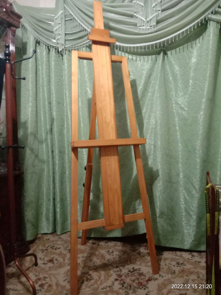 Мольберт деревянный,крепкий