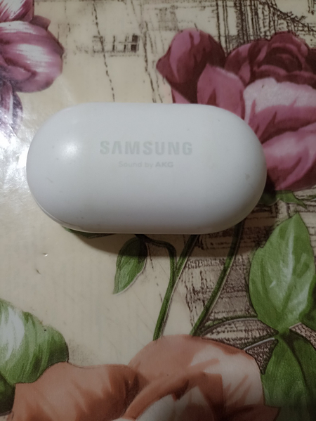 Самсунг galaxy buds+  белого цвета