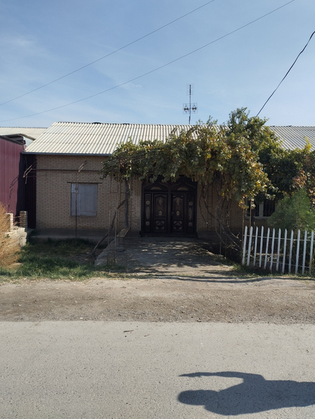 Уй Сотилади,магазин килишга жуда Мос жой